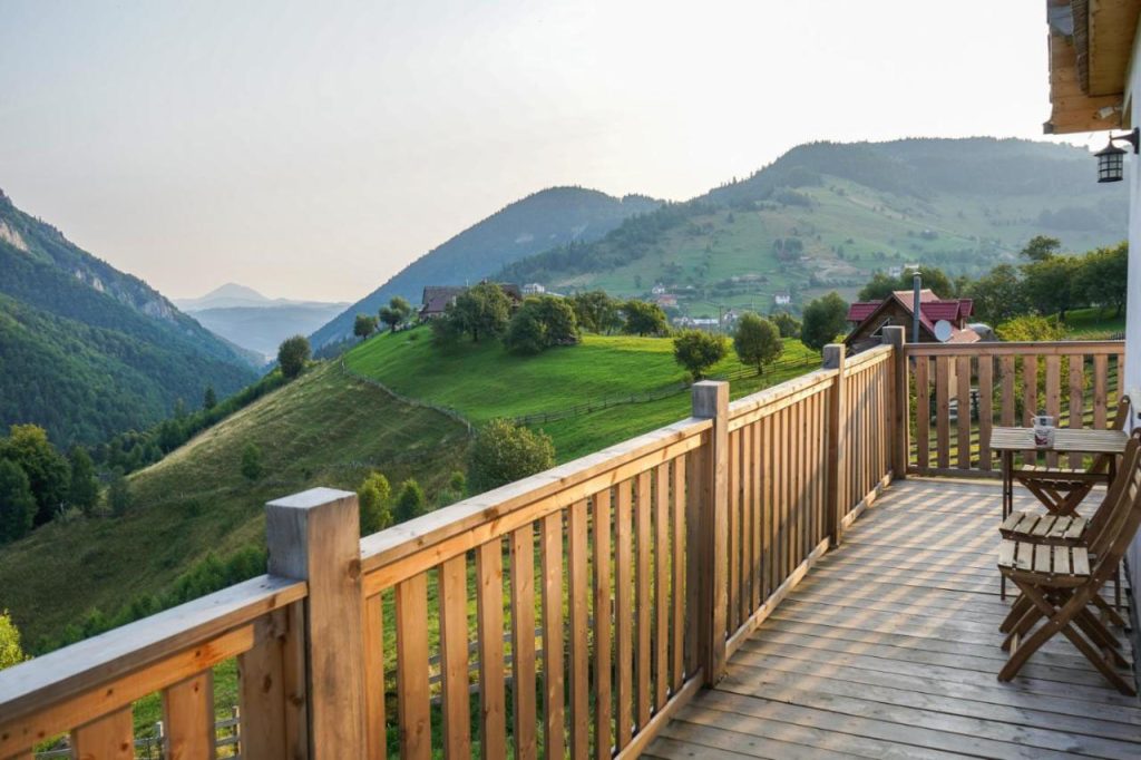 TOP CABANE LA MUNTE APROAPE DE BUCUREȘTI PENTRU TOATĂ GAȘCA - Elanomad